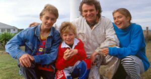 14 Absolute Must Watch Australian TV Shows - WORLD OF TELEVISION