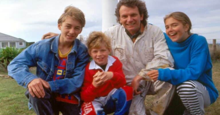 14 Absolute Must Watch Australian TV Shows - WORLD OF TELEVISION